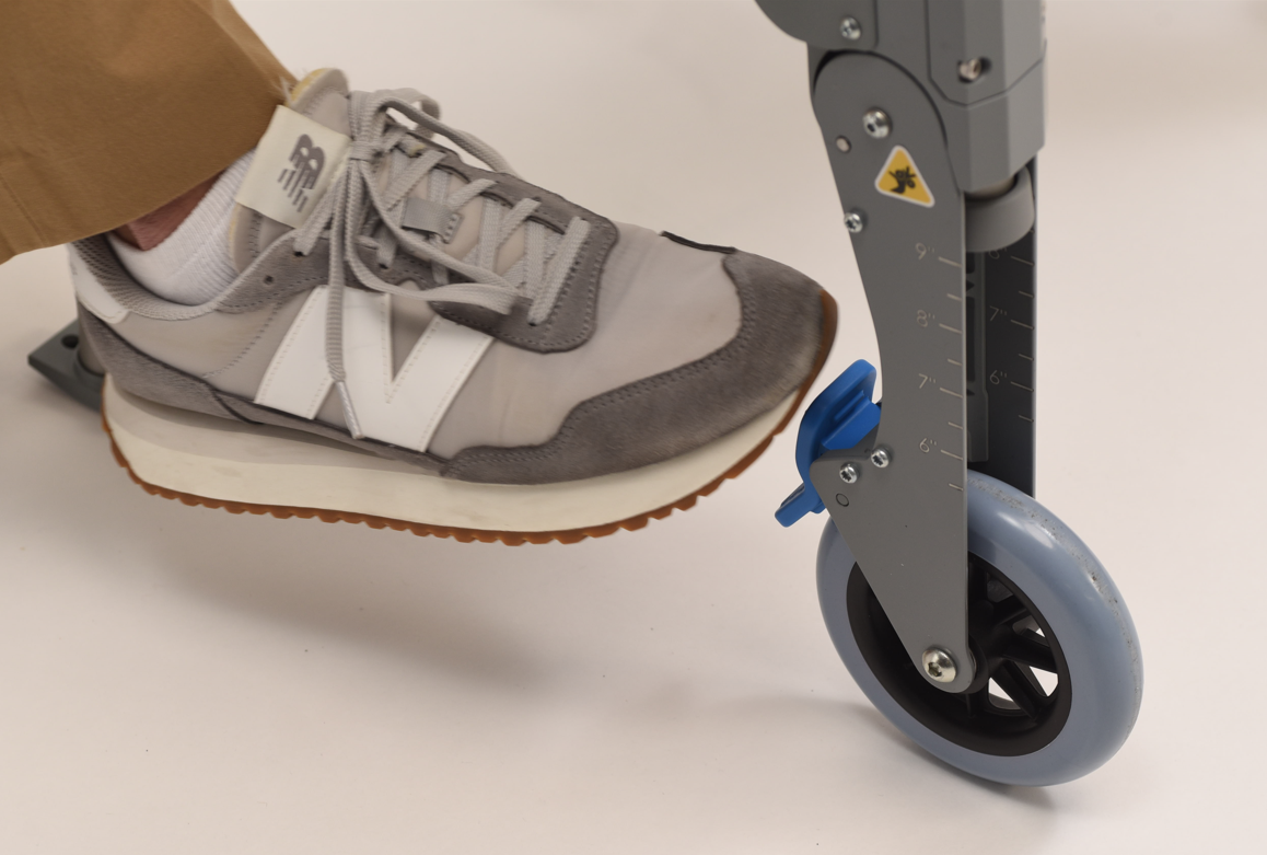 Does StairAssist Walker have brakes?